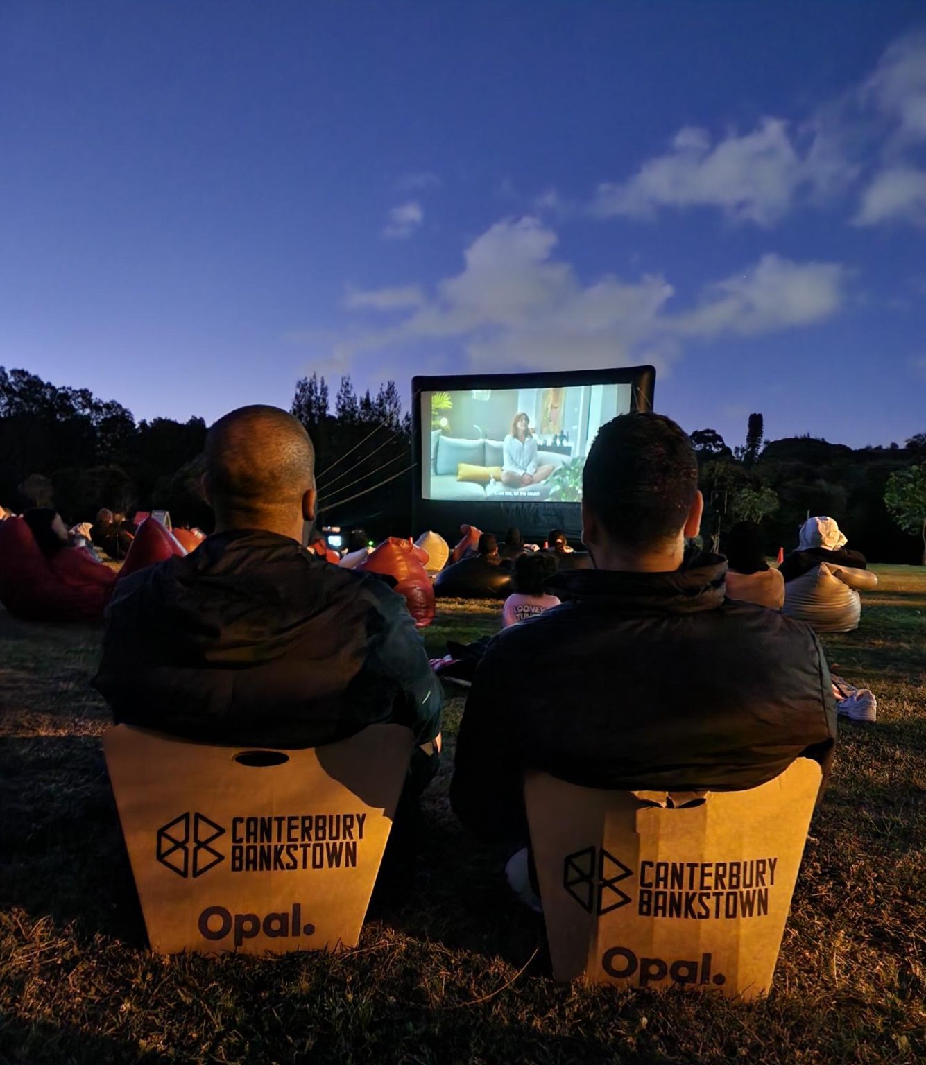 Pop-up cardboard box seats the stars of the outdoor cinemas | Opal.